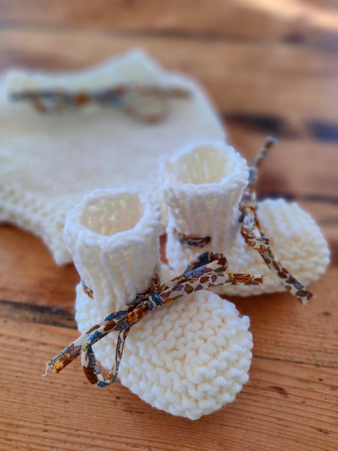 Chaussons montants "Léo-Léa" (Tailles naissance-3 mois - aig. n°5) - Mouton rose